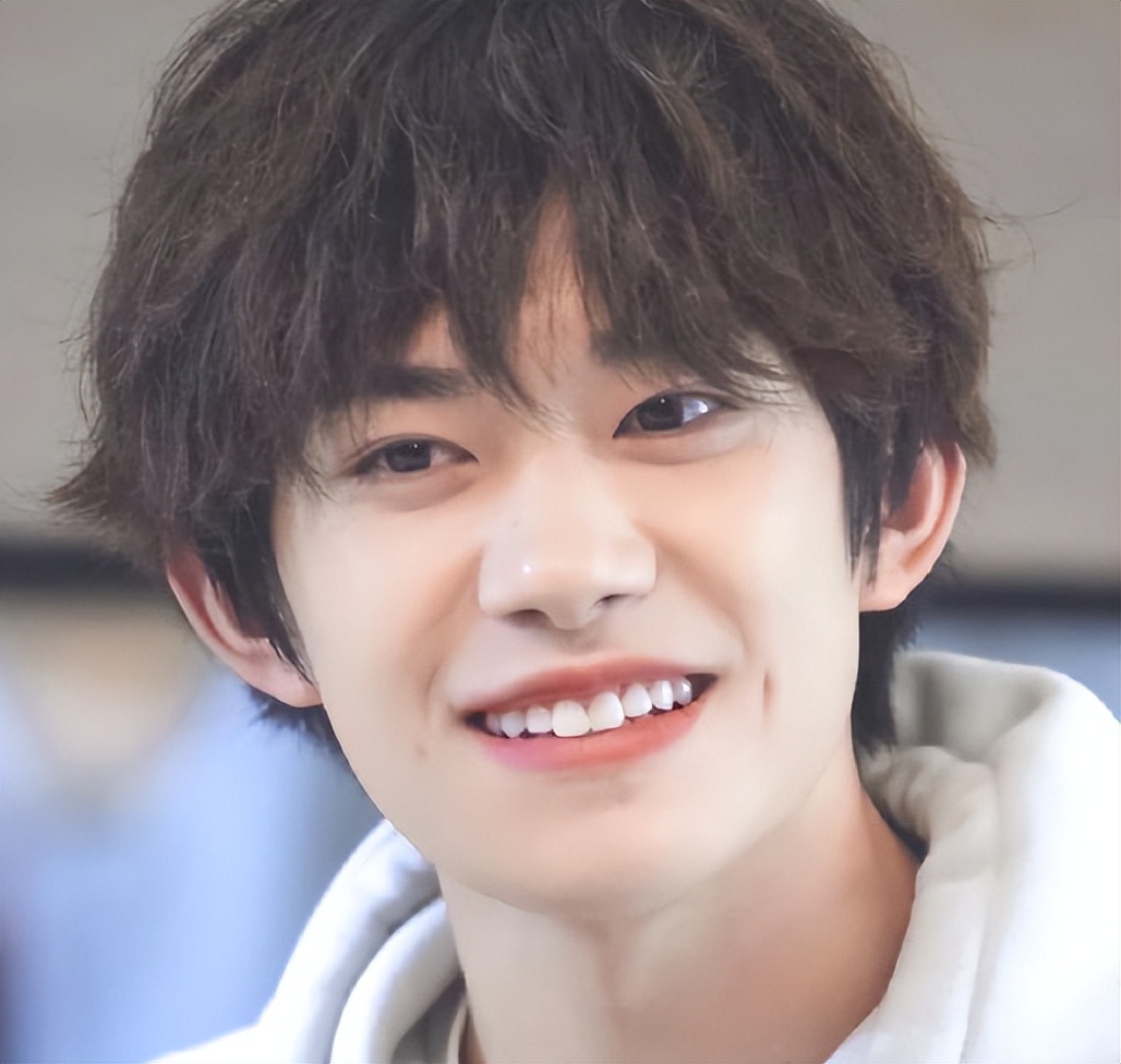 Yi Yangqianxi's activity pictures are exposed! Heavy bags under the ...