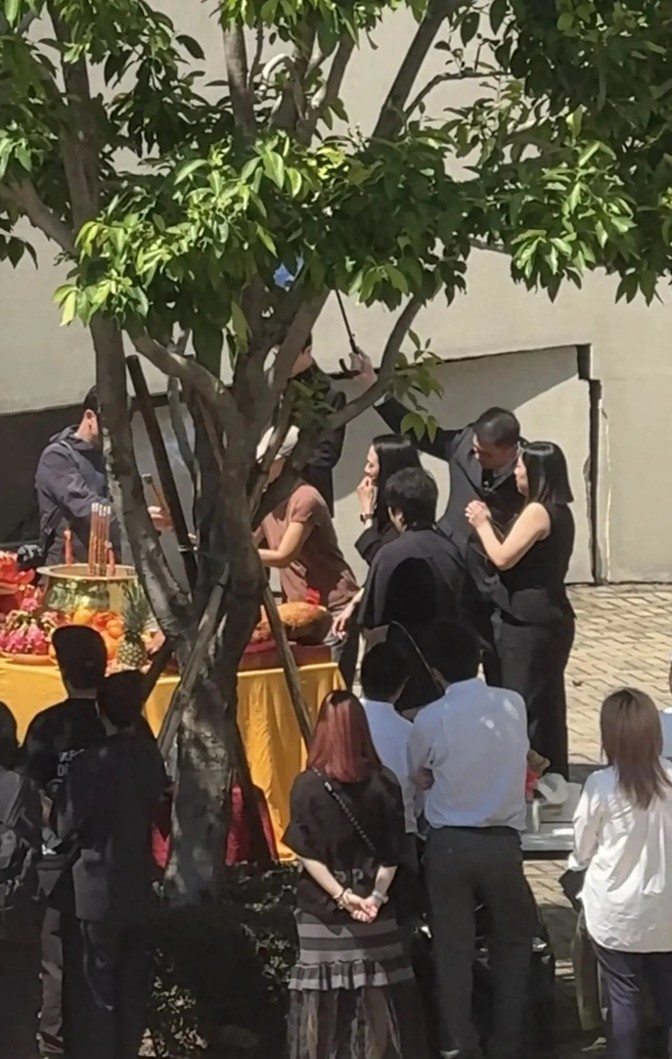 Na Ying burns incense before her concert in Macau: Is the queen ...