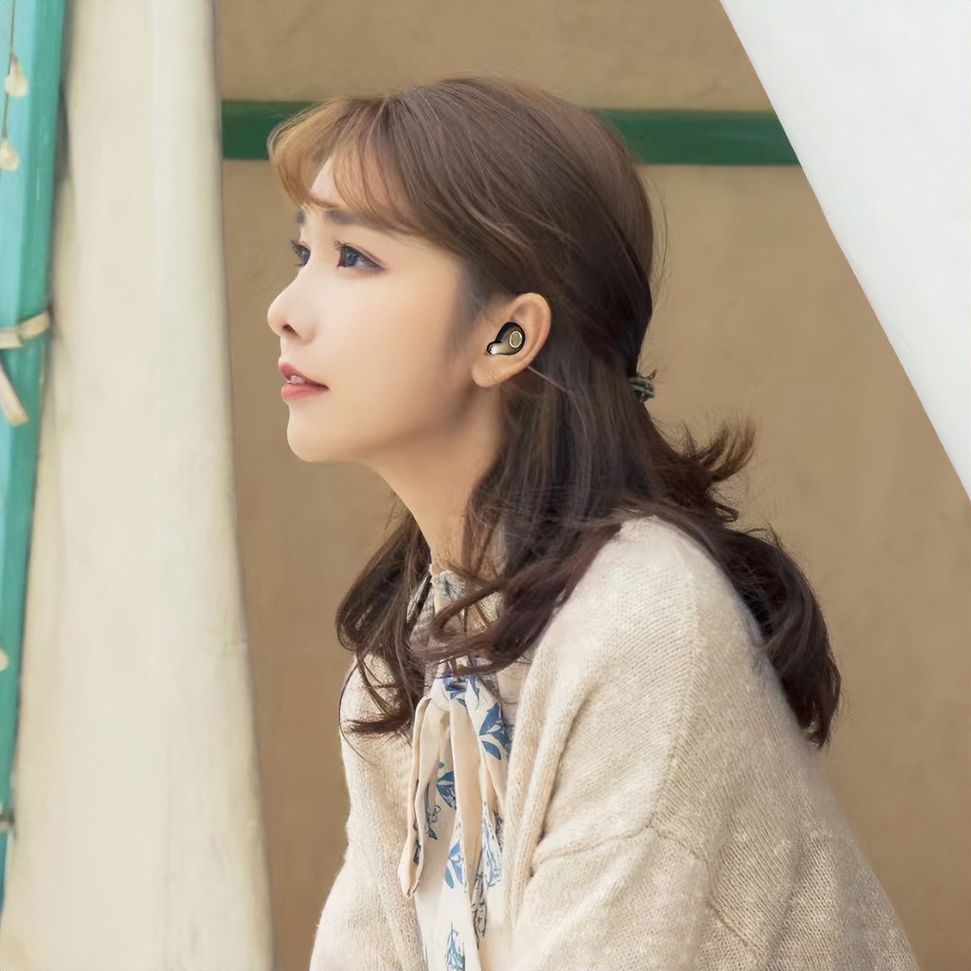 Contemporary young people, why can't they do without Bluetooth headsets ...
