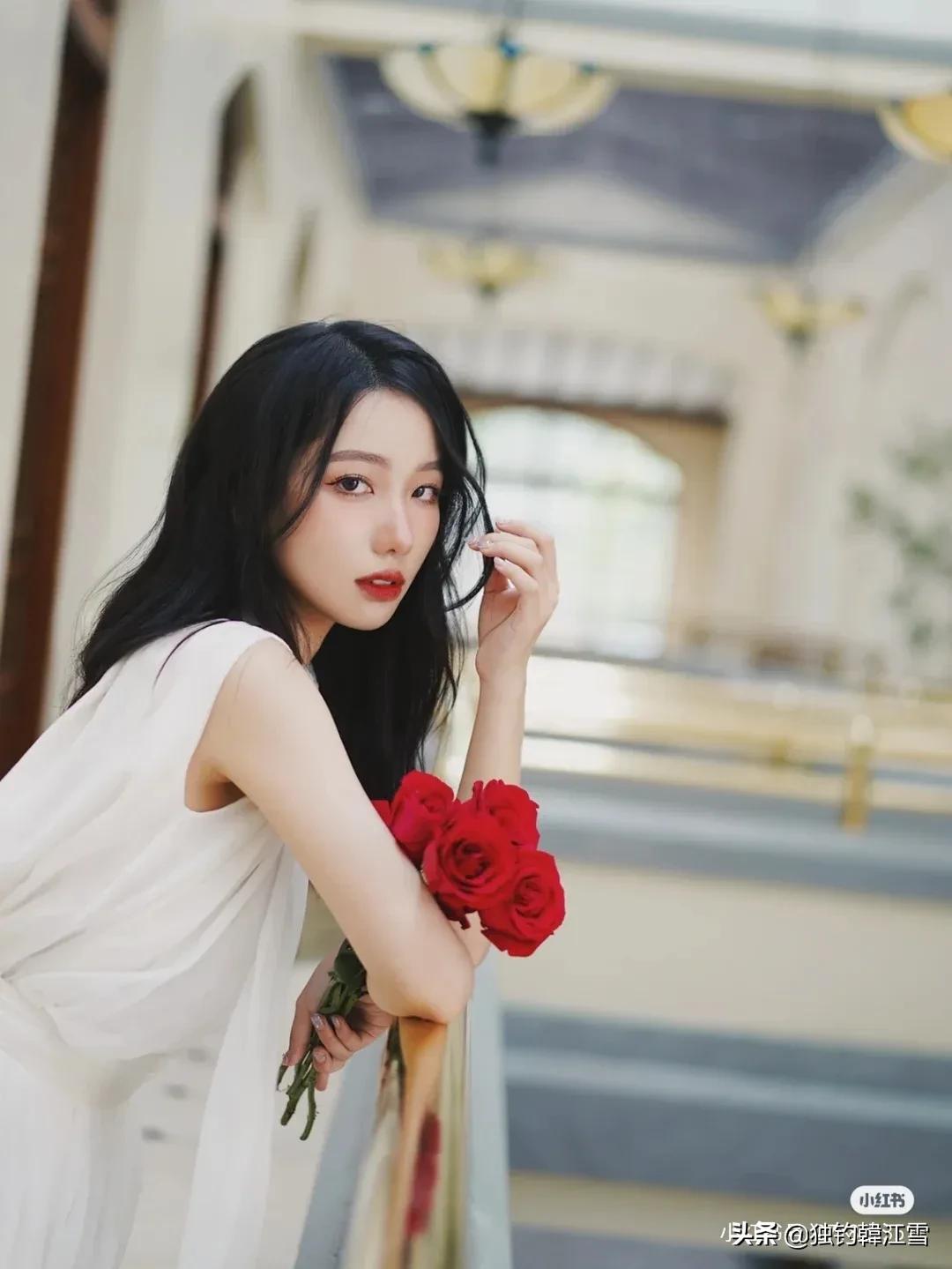 The beautiful girl in Hong Kong is as delicate as a blooming begonia ...