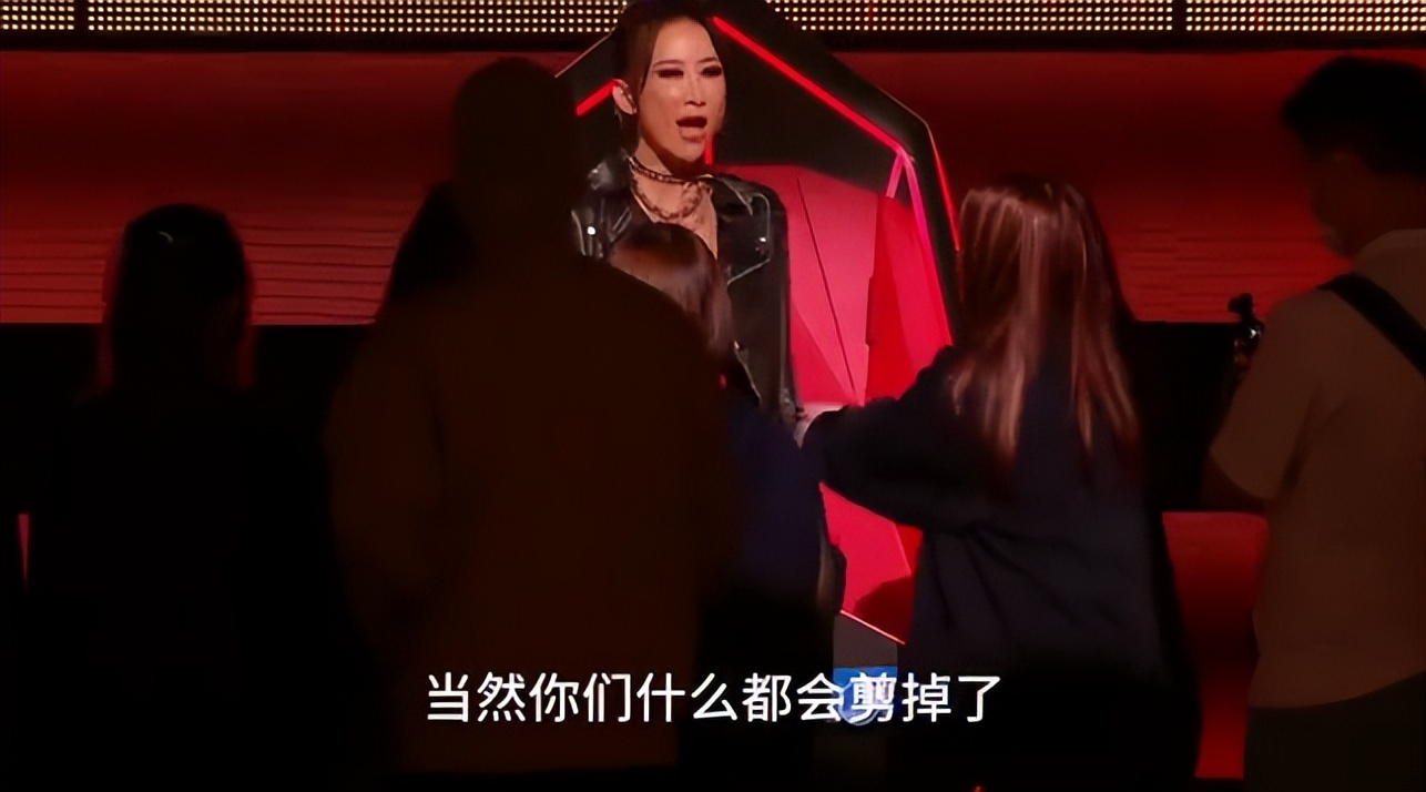 Screaming Coco Lee, helpless struggle, cold interests, disappointed ...