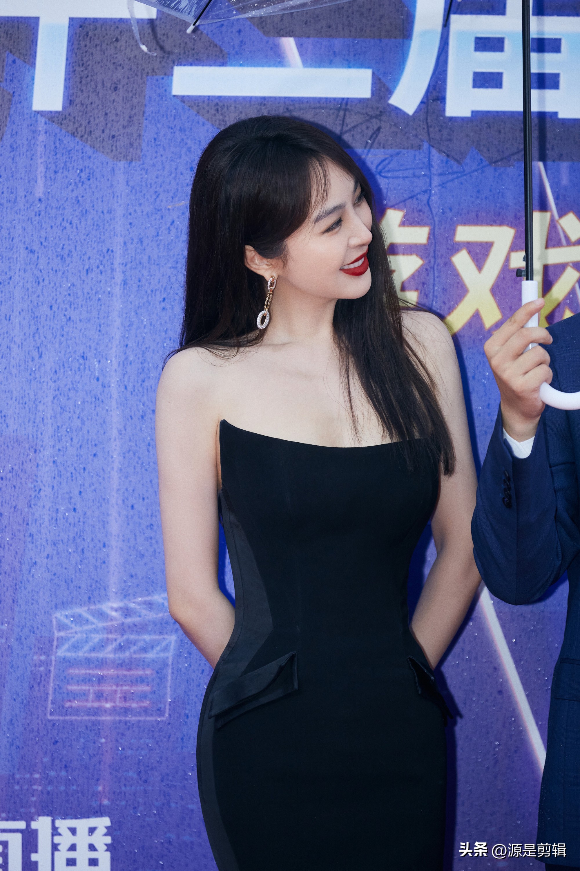 Li Fei'er wearing a long skirt to appreciate the beautiful photos - iNEWS