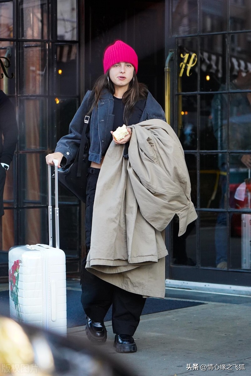 Addison Ray leaves the hotel and shows up on the street, wearing a pink ...