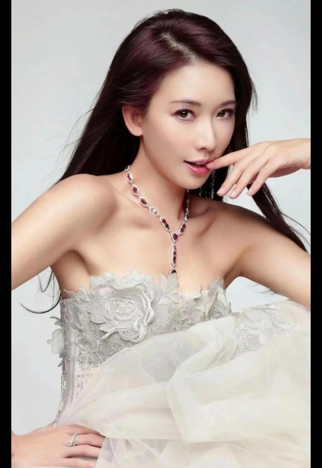 Sexy and charming Lin Chiling's photo - iMedia