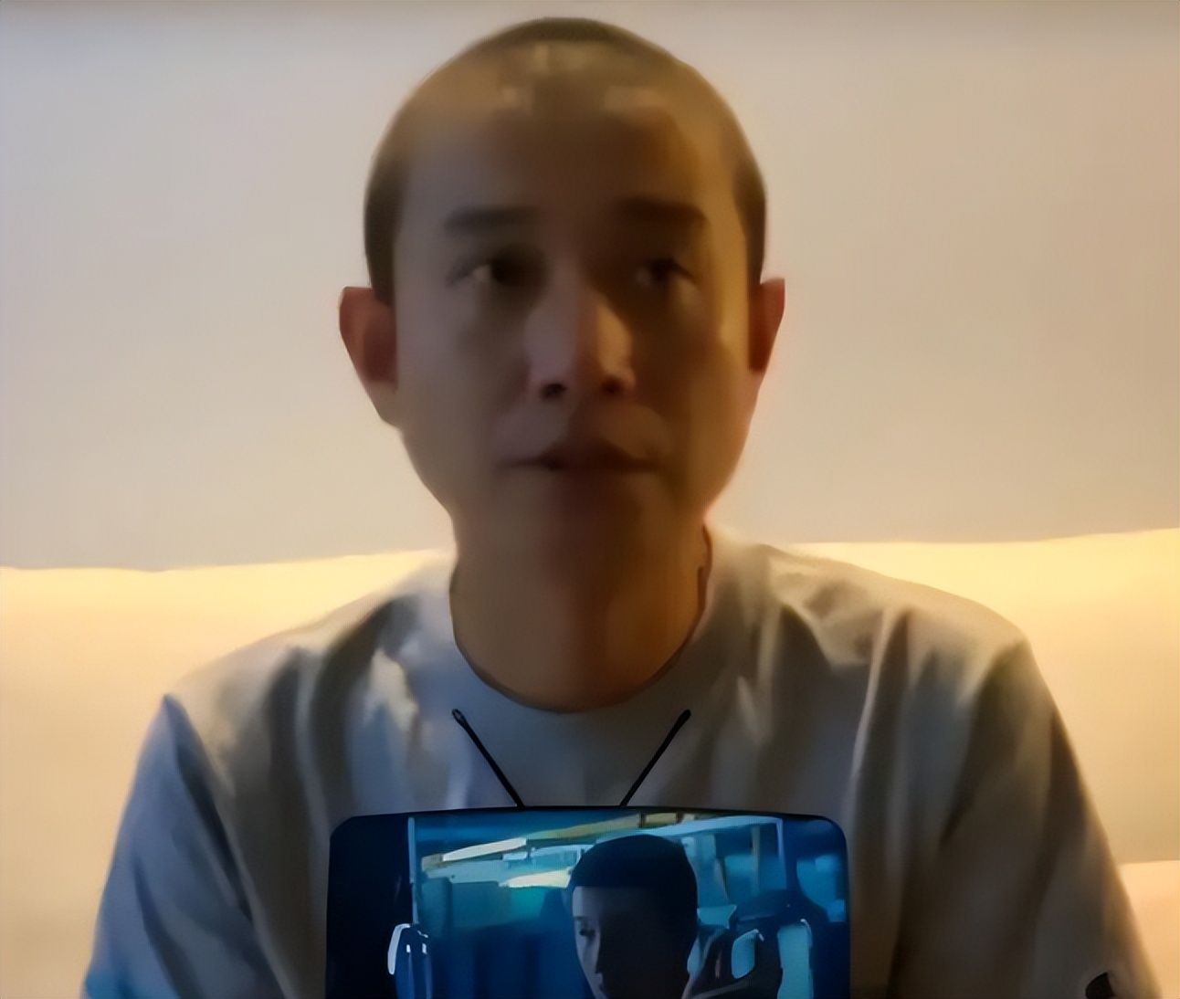 Zhang Wenjun and her daughter appeared at the airport. The 14-year-old ...