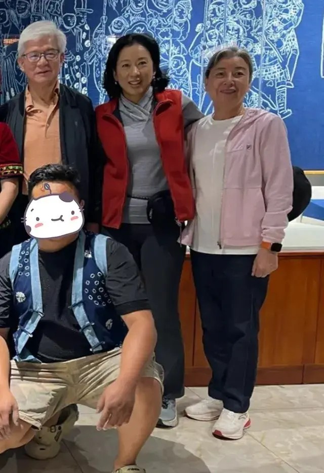 Guo Jingjing's wealthy family of eight travels? Zhu Lingling hugs Guo's ...