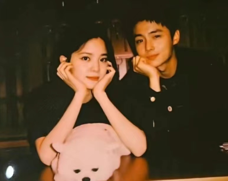 Zhai Zilu stayed at Ouyang Nana's house for 4 days in a row, and went out to throw out the ...