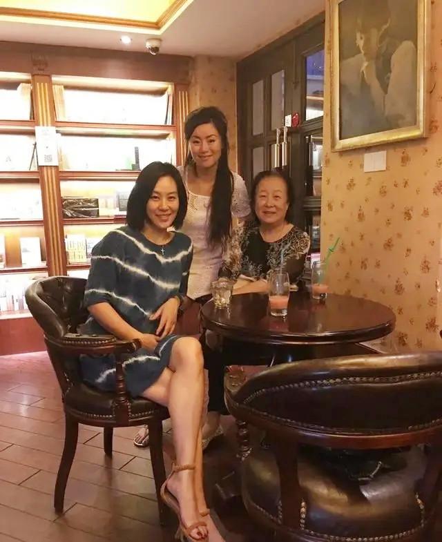 Wu Junmei has dinner with her sister! The sister with long hair and ...