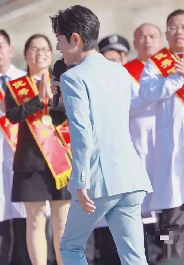 How exaggerated is the star's "fake"?Dentures, fake shows, fake height ...