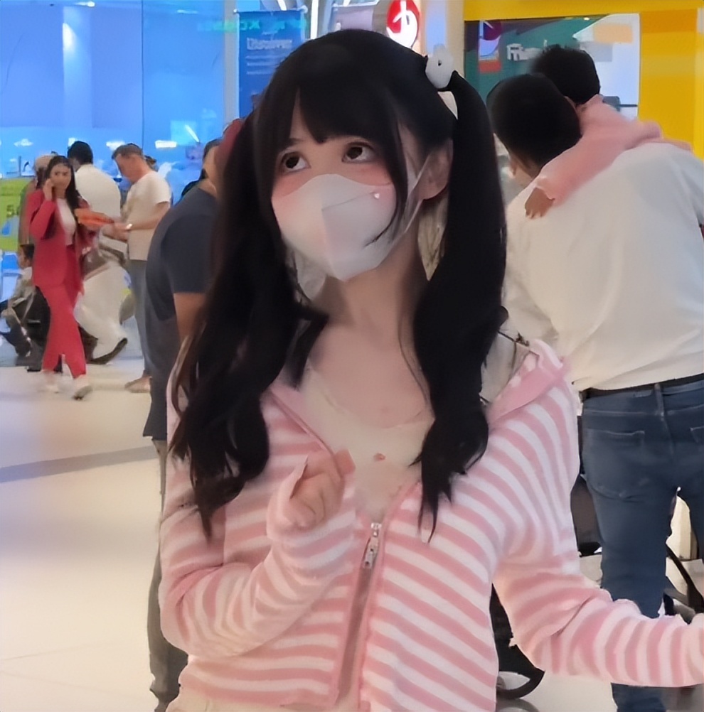 Internet celebrity Cai Luoli appeared on the streets of Dubai, wearing safety pants and rolling ...