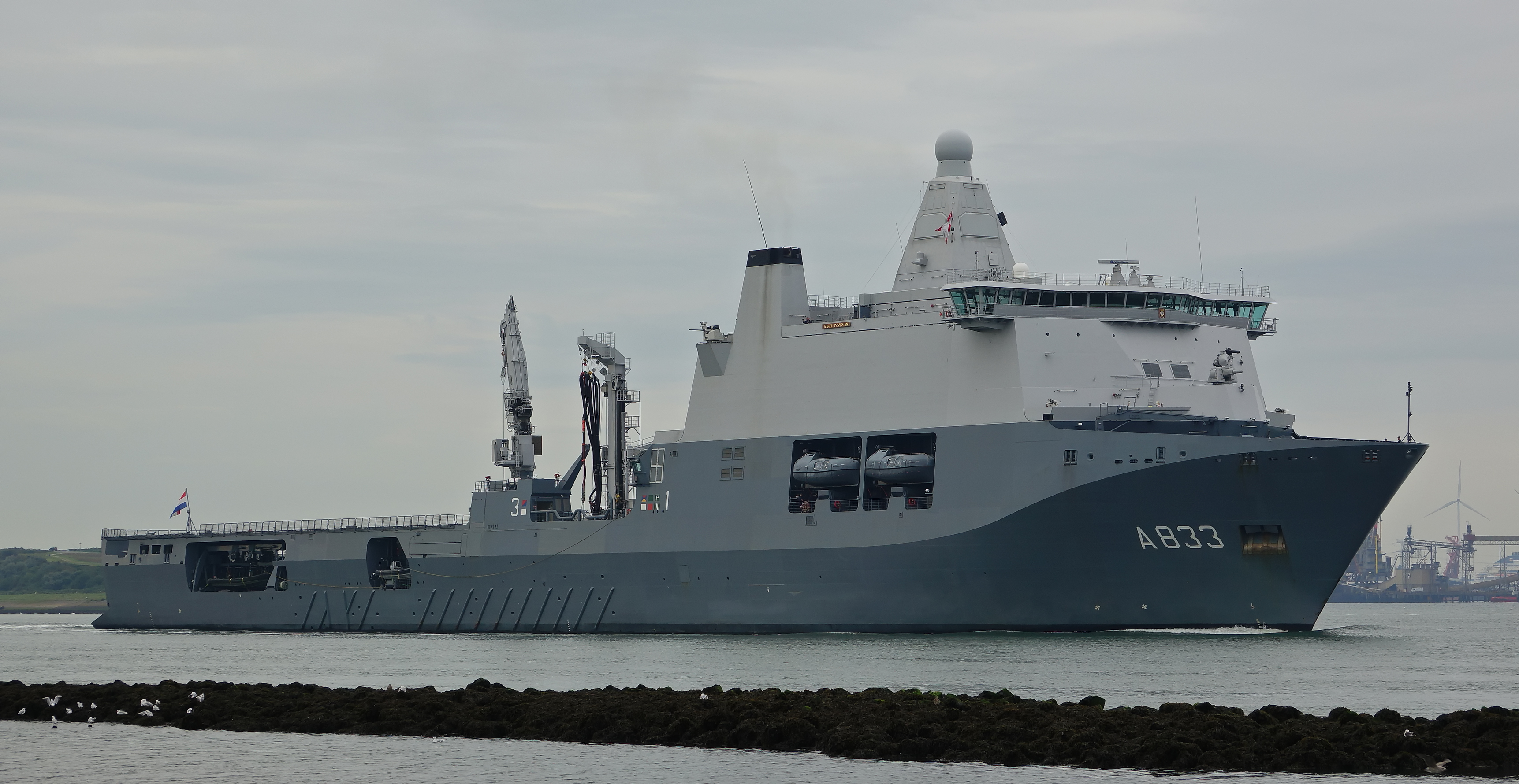 The 27,000-ton NATO flagship is unarmed?Large transportation and supply ...