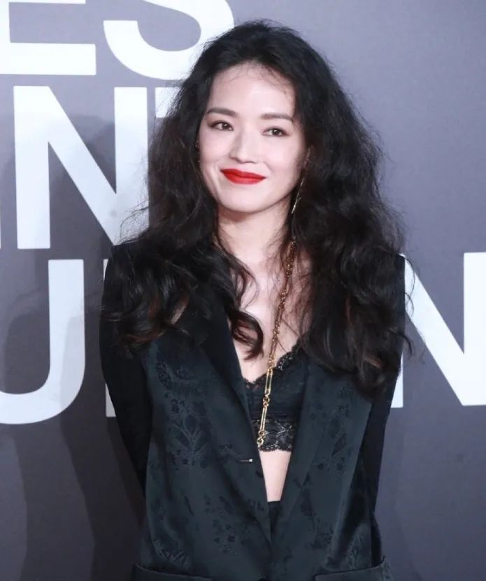 Shu Qi appeared in a black dress, and the pictures revealed her true ...