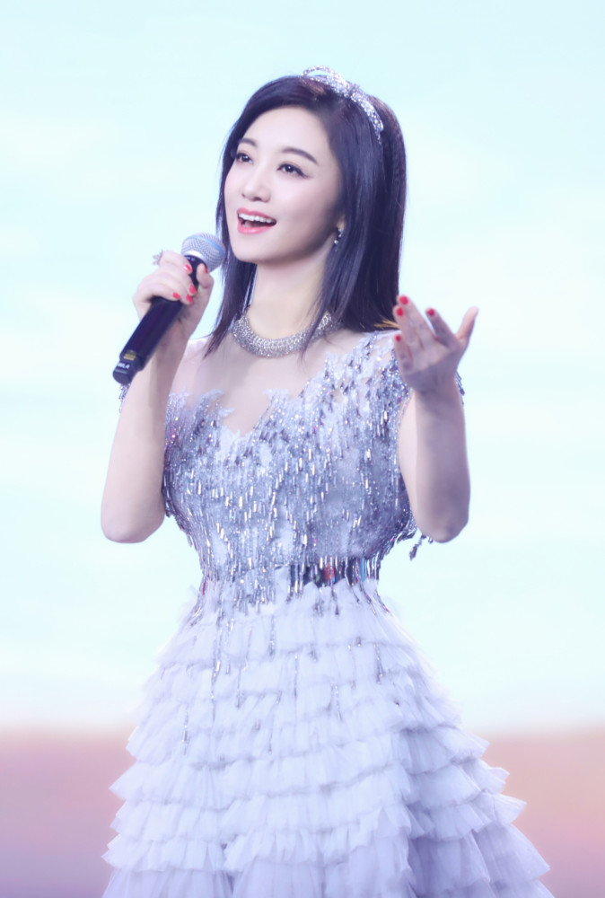The 39-year-old actress Wang Xiaowei played the electronic organ on the ...