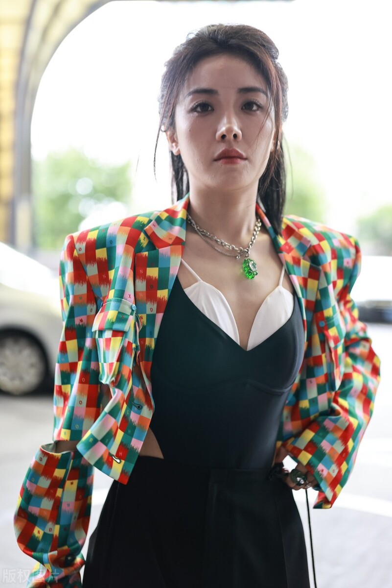 Yu Yan appeared in Shanghai Fashion Week to watch the show, plaid jacket and wide-leg pants are ...