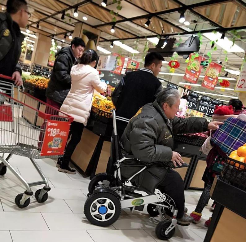 75-year-old Sammo Hung appeared at the wine bureau, his body was thin ...