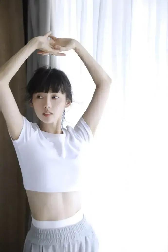 Zhang Jia Ni is so cute, Qi Liu Hai exposed navel short-sleeved T-shirt ...