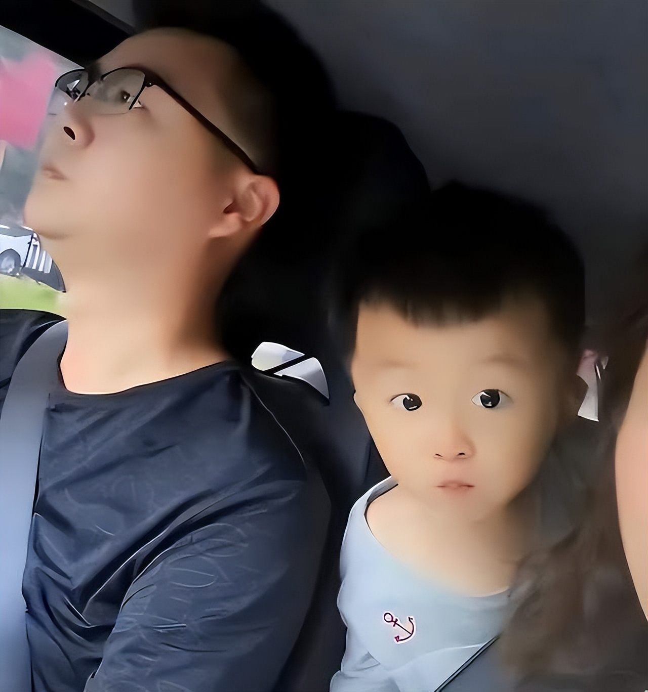 Du Xinzhi posted old photos of Yao Wei, and family group photos revealed clues. Yao Wei's ...