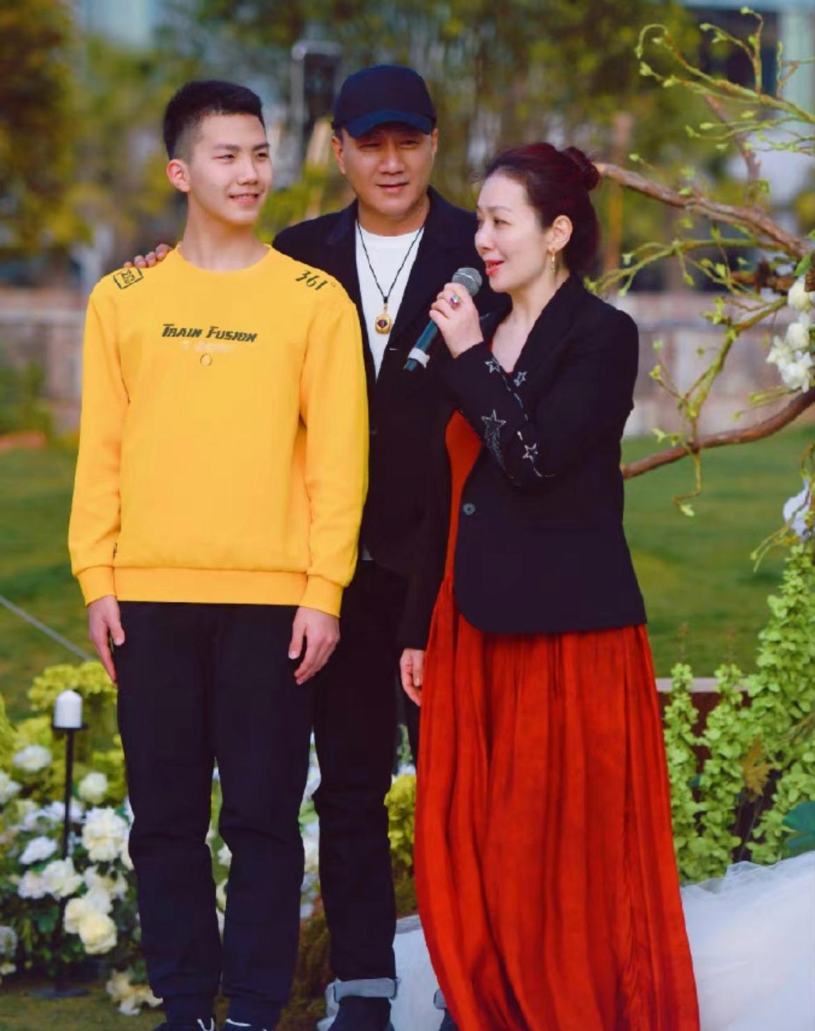 Wu Junru's 17-year-old daughter made her debut, she has neither good ...