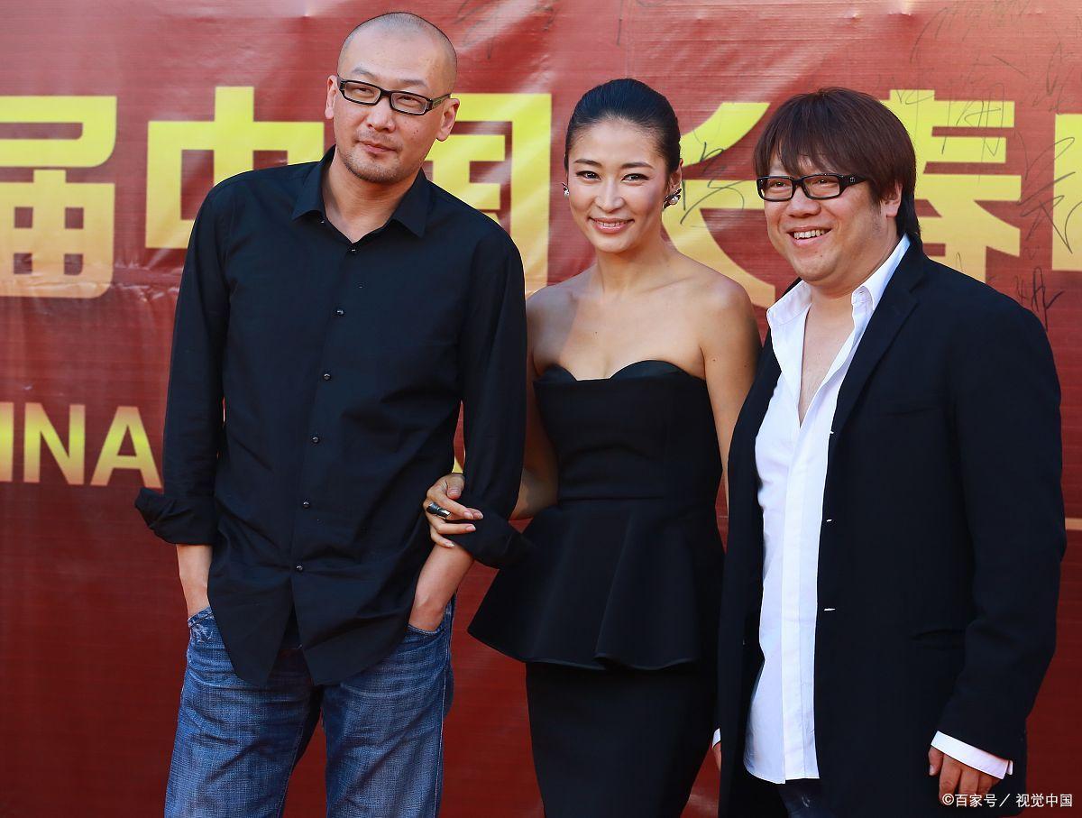 Guan Hu and Liang Jing clasped their fingers on the streets of Hong ...