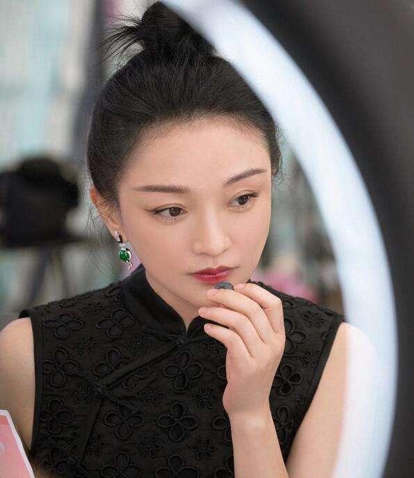 47-year-old Zhou Xun revealed that he was too lonely. He stayed alone for one year after divorce ...