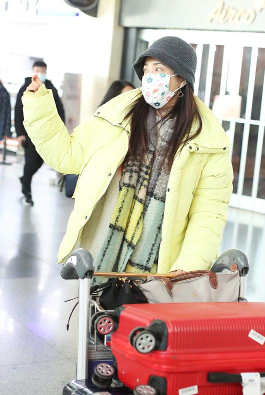 I feel that 45-year-old Zeng Li looks like he will not be old. He wears ...