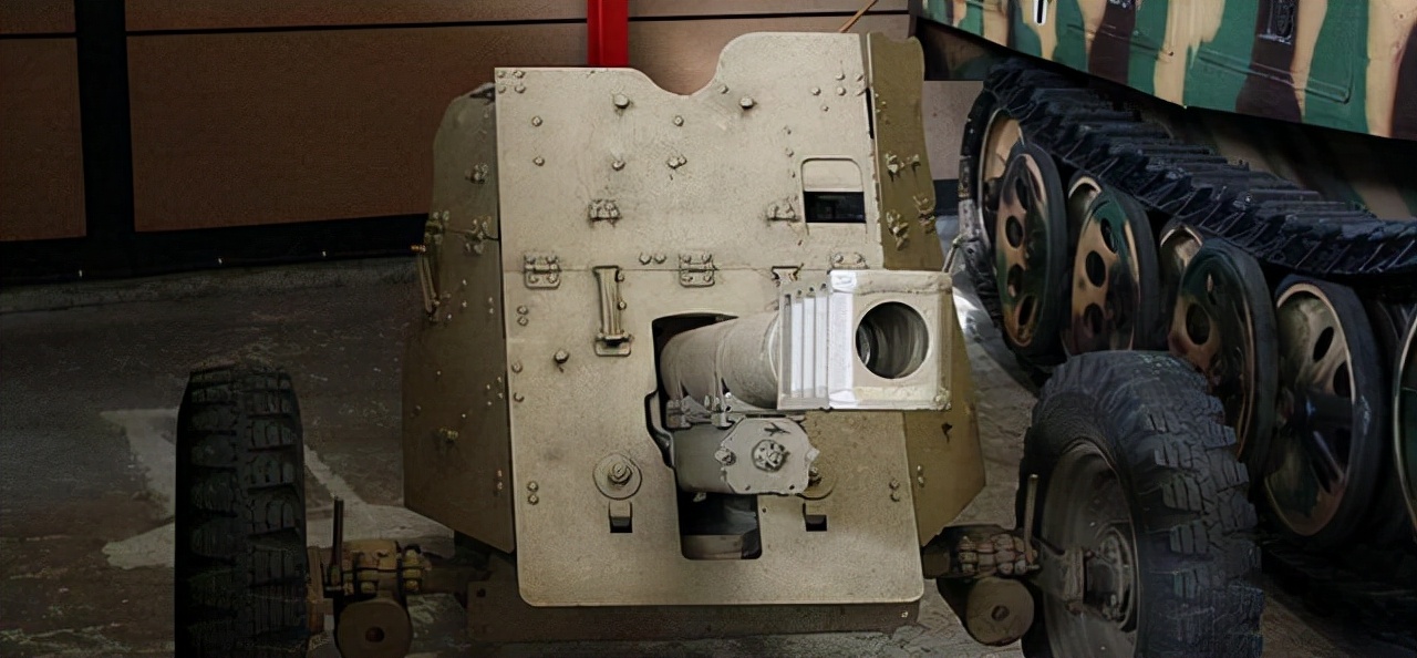 World War II German 75mm infantry gun, cute appearance, pushing and ...