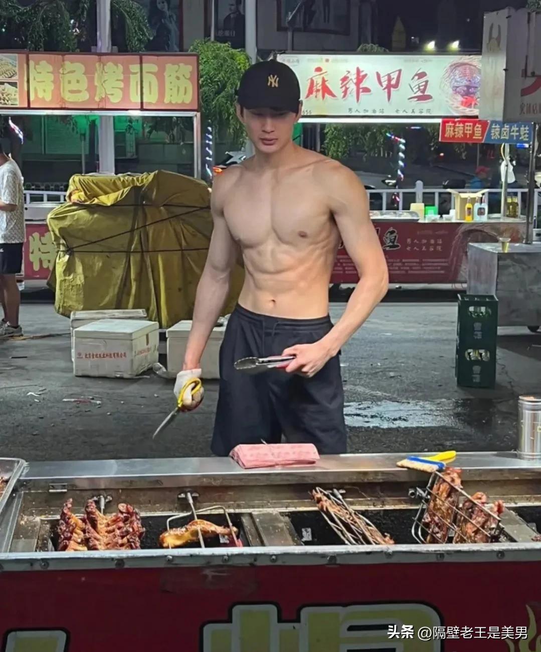 The 190cm tall and handsome night market barbecue stall owner, shirtless barbecue, showing off ...