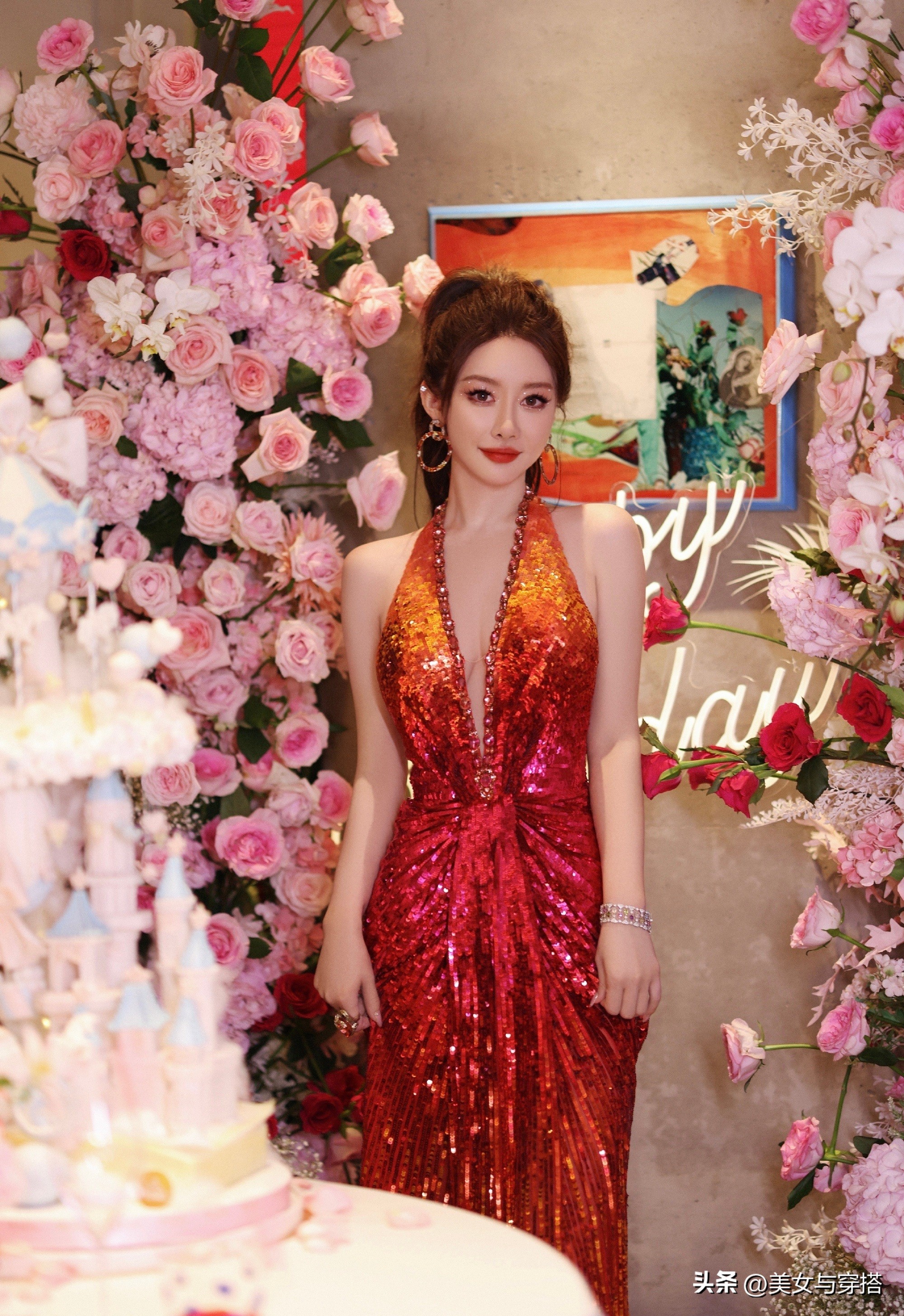 Zhou Linjia's long golden dress photo is too beautiful - iNEWS