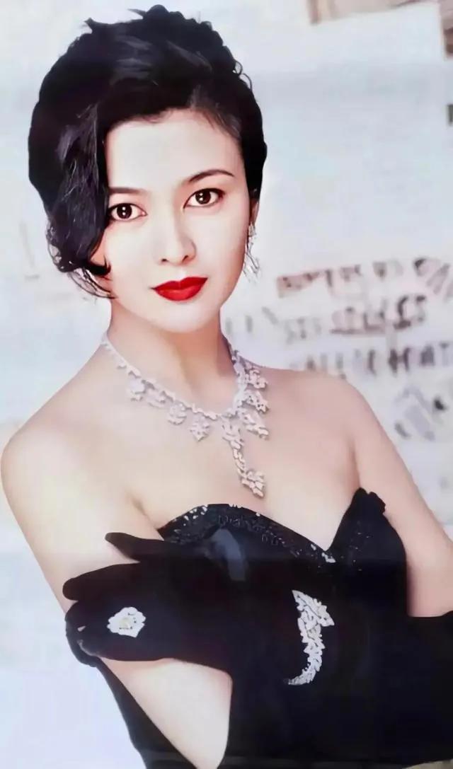 The peak era of Hong Kong film industry, the goddess of golf rumors - Rosamund Kwan - iNEWS
