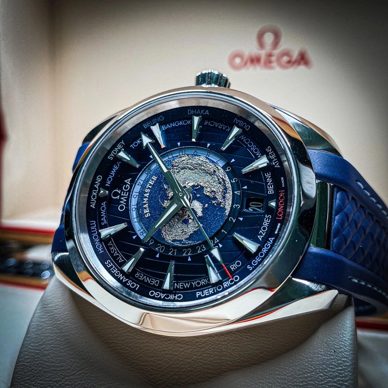 I put the world in my bag to appreciate the beauty of Omega World Time ...