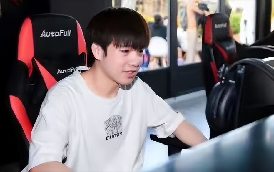 Regrettably, RNG was upset in the summer split!Yan Junze fulfilled his promise and tried canned ...