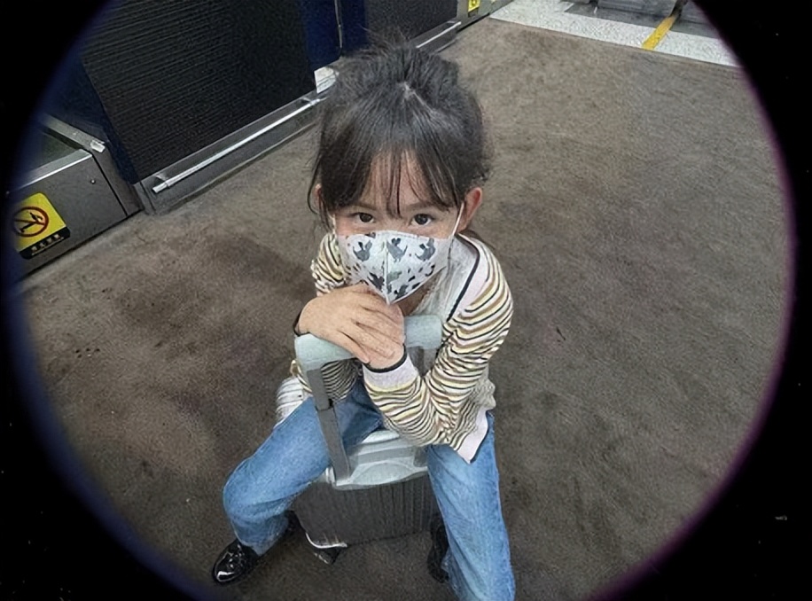 Duo Duo posted travel photos of the three siblings, Duo Mei took the ...