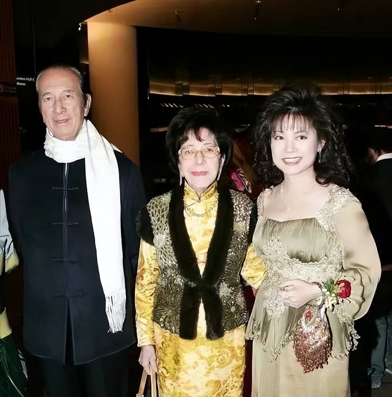 Intimate photo of He Wanhong, his younger brother Stanley Ho, his ...