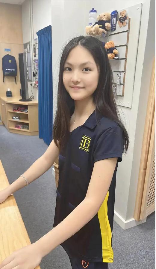 On the 13th birthday of Li Xiang's daughter, wearing a top hat, she ...