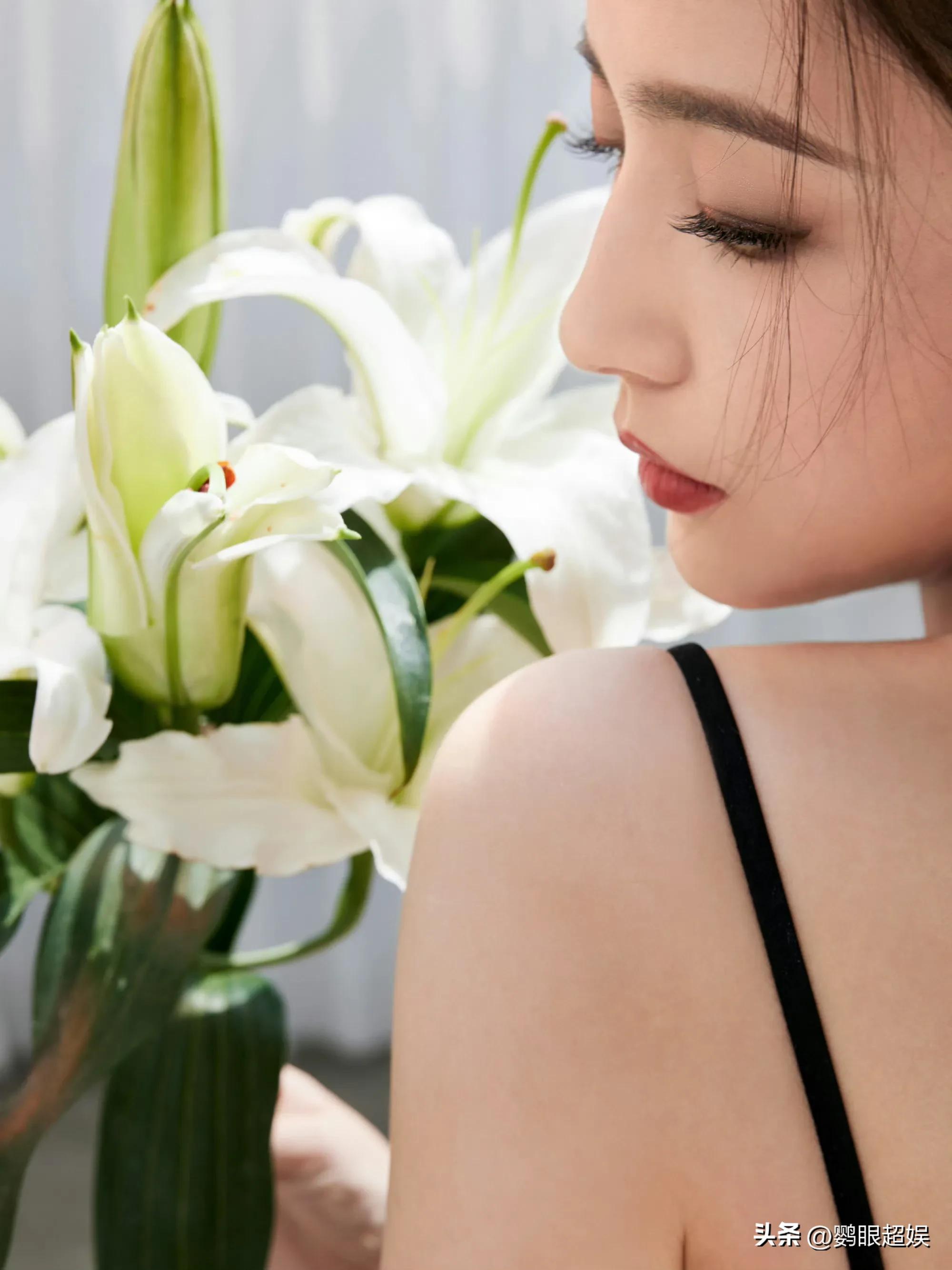 Tong Liya's suspender dress photo, full of fragrance, elegant streamer ...