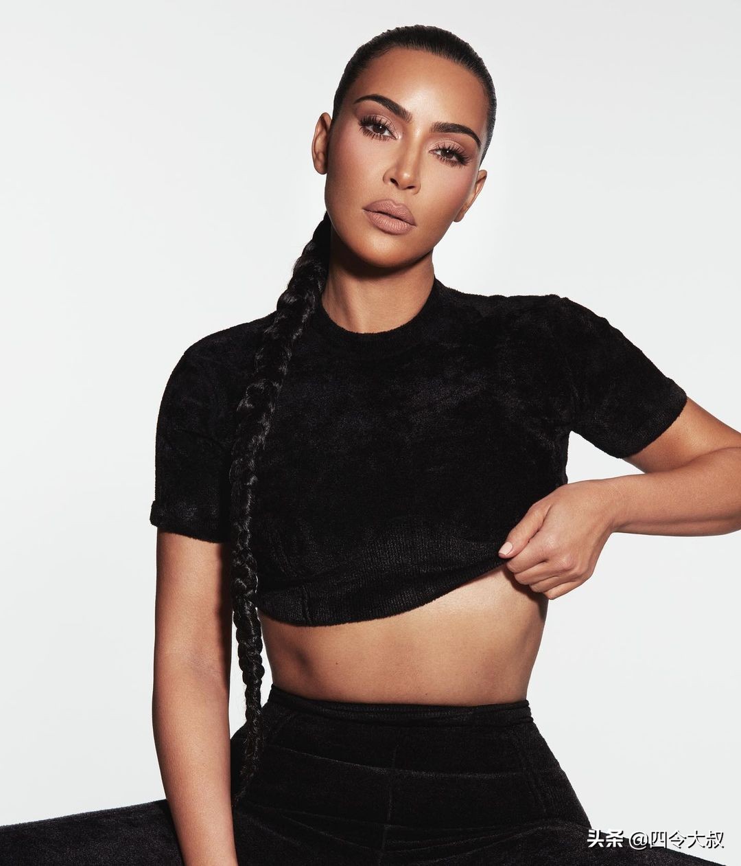 Hollywood Talk Queen Kim Kardashian: Show off her abs in a bodysuit ...