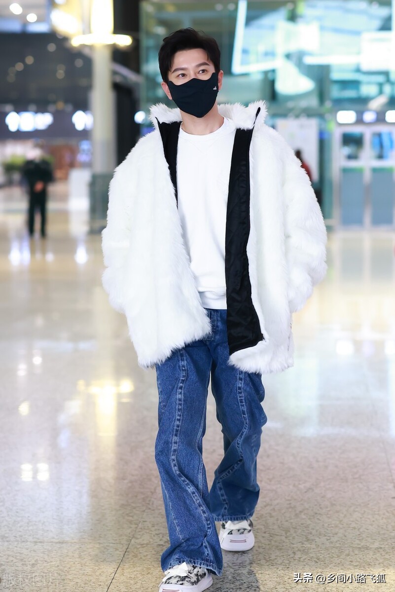Huang Xiaoming appeared at Hongqiao Airport, wearing a white plush ...