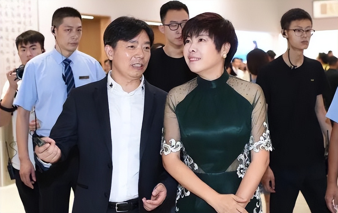 Yu Dan seriously dressed up is amazing!Wearing a hollow cheongsam shows ...