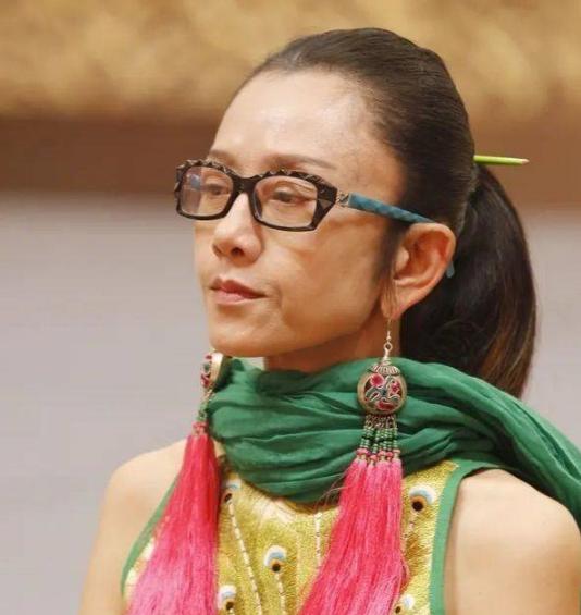 Yang Liping's peacock dance sparks controversy! Men and women rub their ...