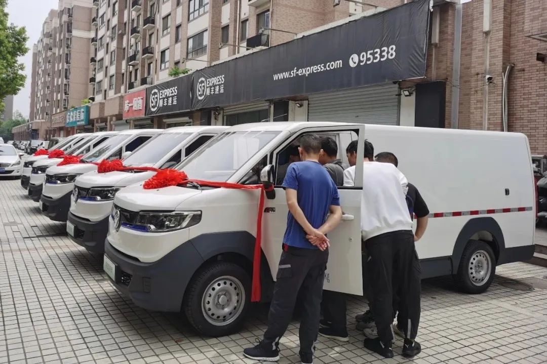 Tuano light passenger batch delivery of smart blue models to SF Express ...