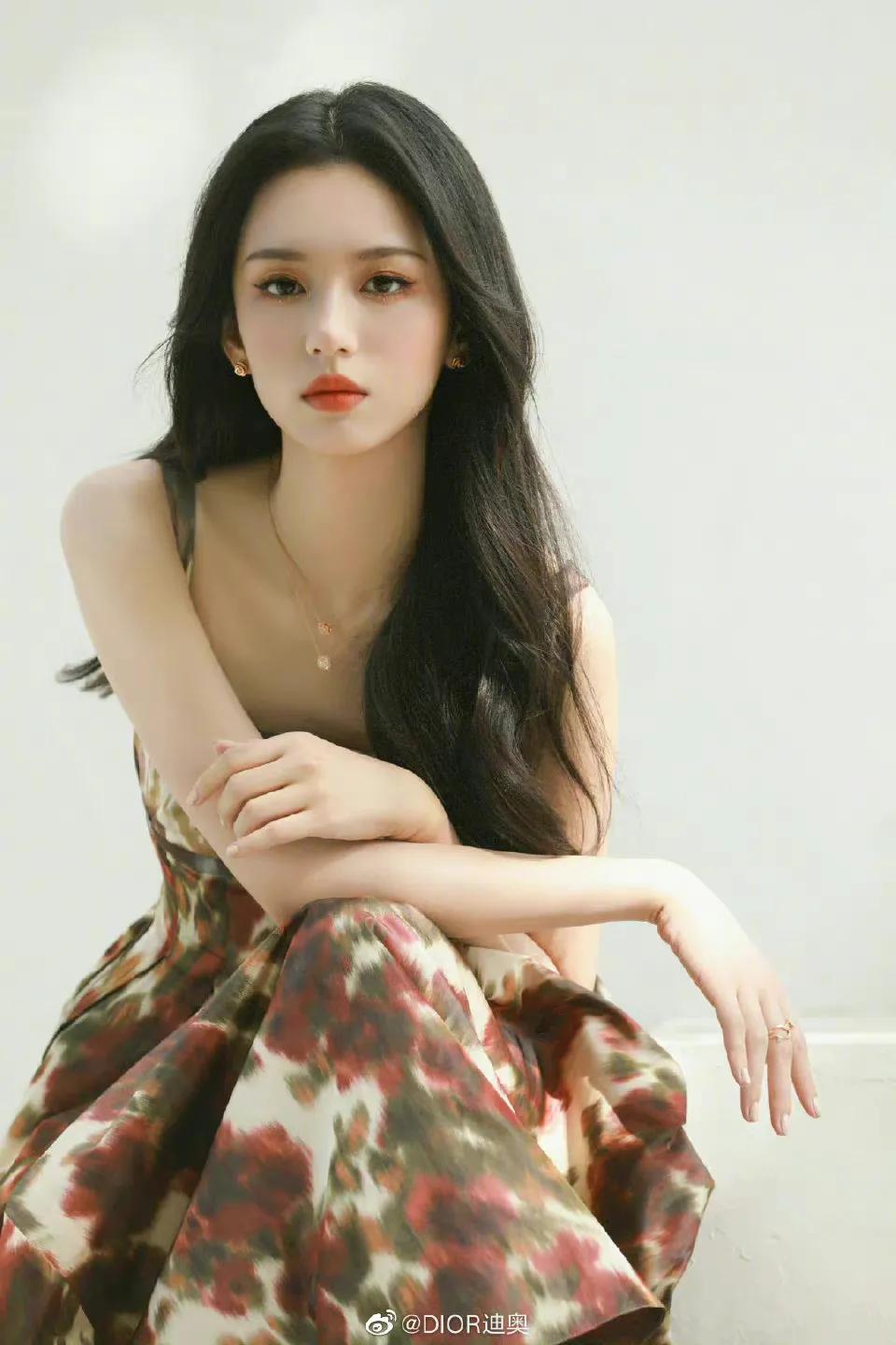 Zhou Ye wallpaper sharing: Noble and elegant lady, infinite charm - iNEWS