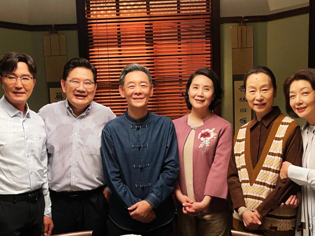 They are all group photos without makeup, Jiang Shan's face is very ...