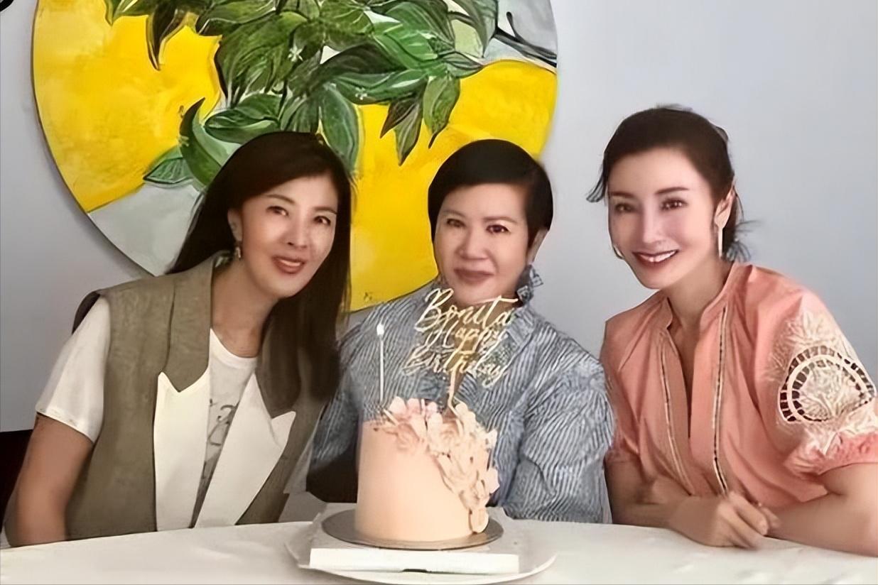 Ditching her ex-husband, marrying 1 billion gold turtles, and getting ...