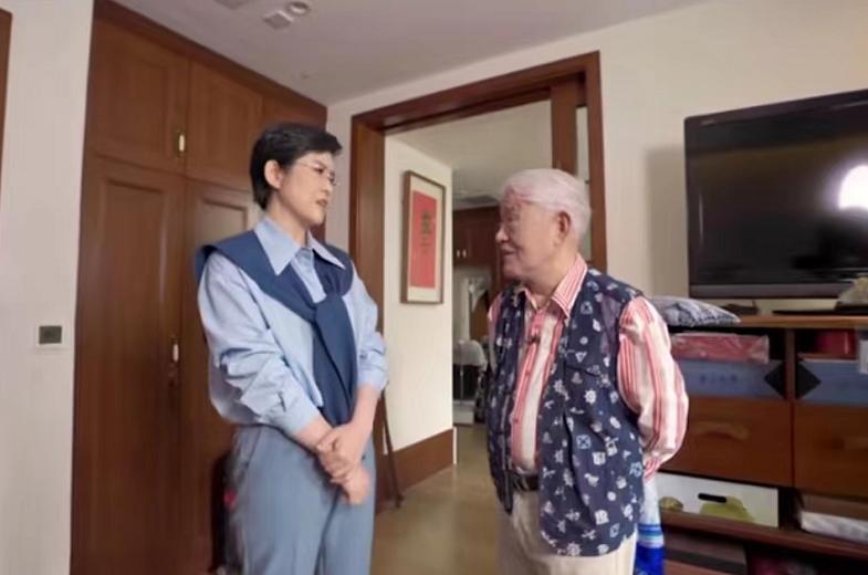 The host of CCTV visited Niu Ben in the nursing home! 87-year-old Xigu eats ice cream and has a ...