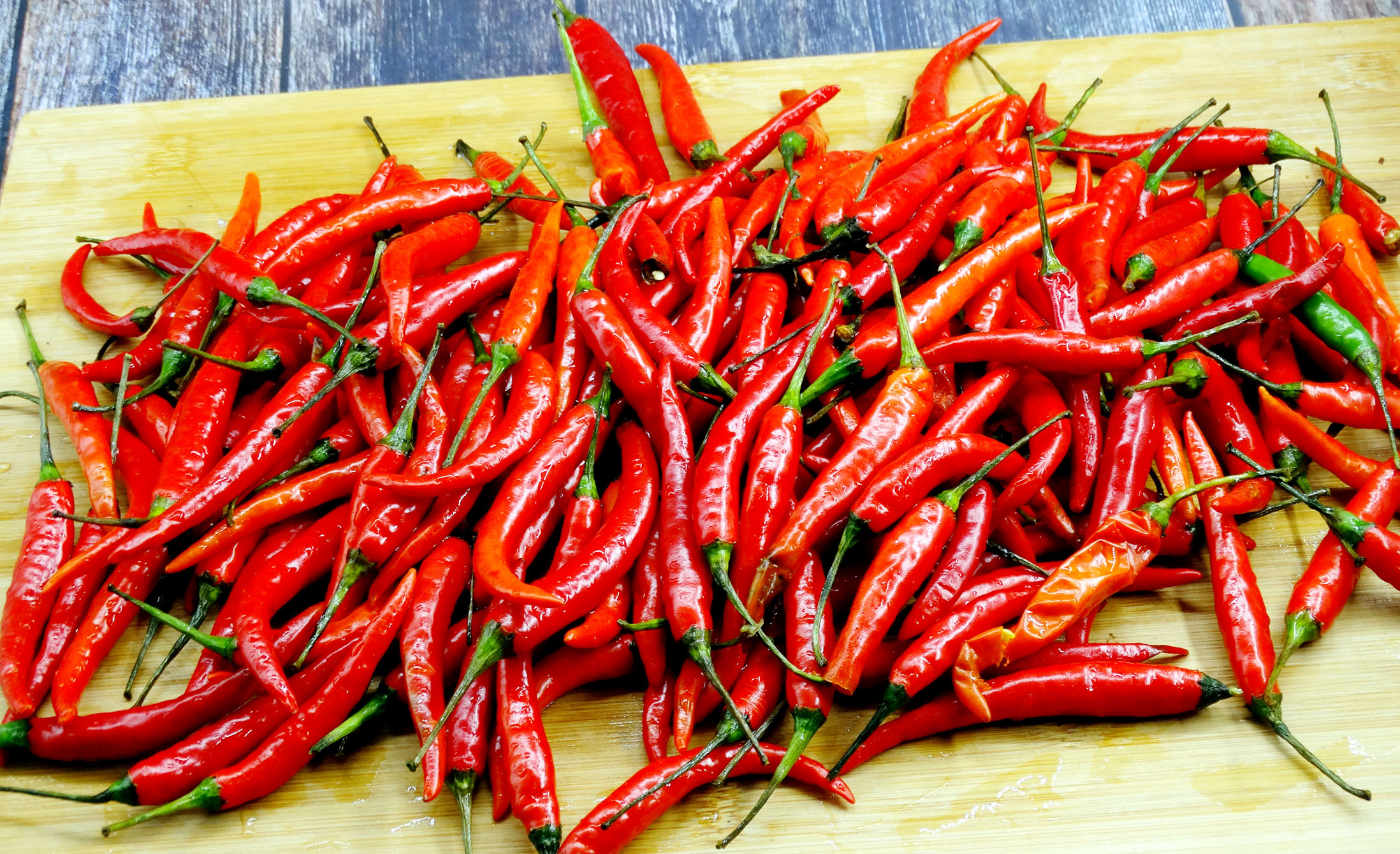 To make chopped chili sauce, don't be stupid and only add salt, add 2 ...