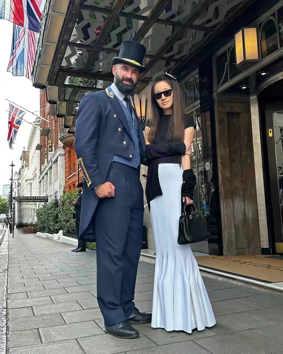 74-year-old Wang Weiwei's P picture is too 2D, holding hands with ...