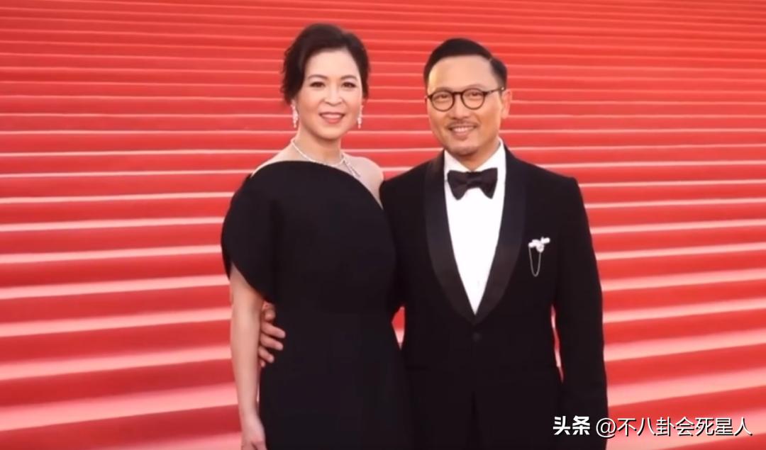 The empty Zheng Xiuwen, the rustic Karen Mok, this night in Hong Kong ...