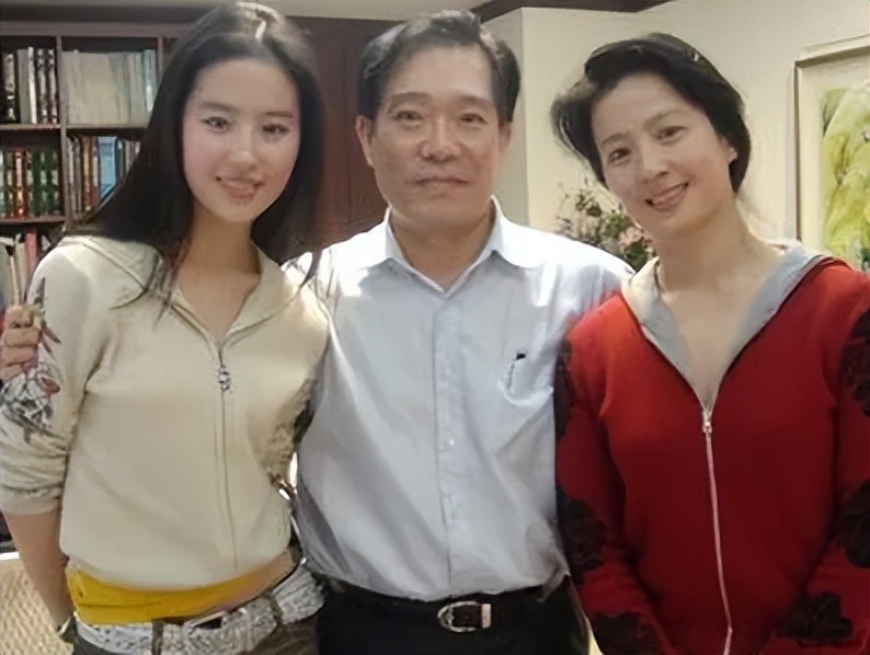 Liu Yifei's mother is more beautiful than Liu Yifei, she sacrificed her ...