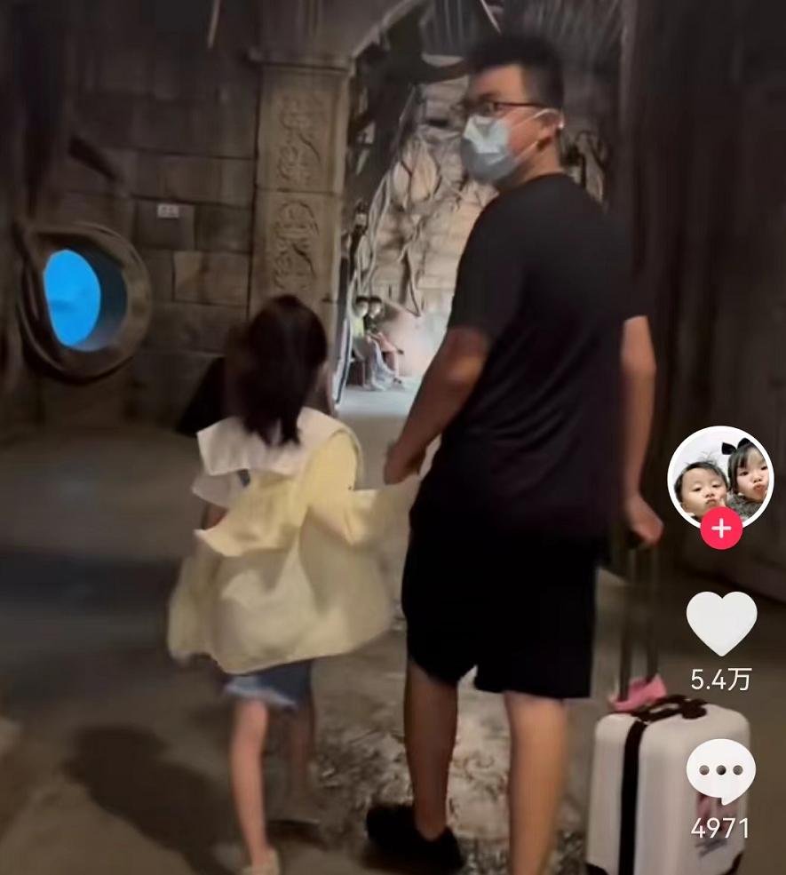 Yao Wei leads Yueyue's mobile game scenic spot, netizens: Yao Wei walks like Yao's father ...