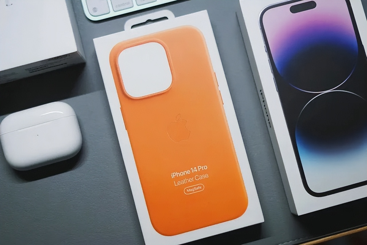 A new way to show off your wealth, let the iPhone run naked, and ...